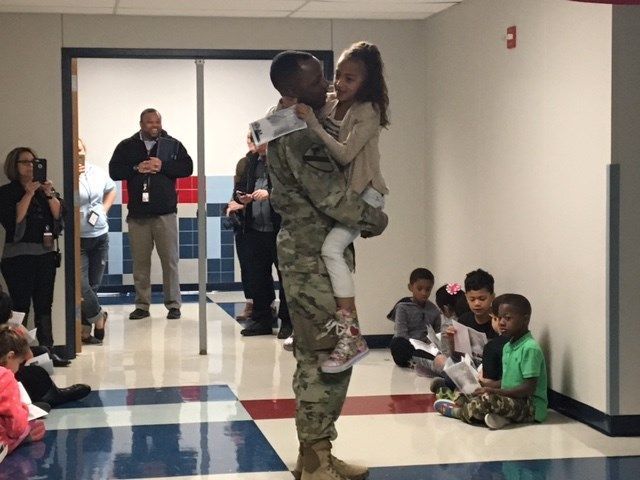 Video Military Father Surprises Daughter At School After Year