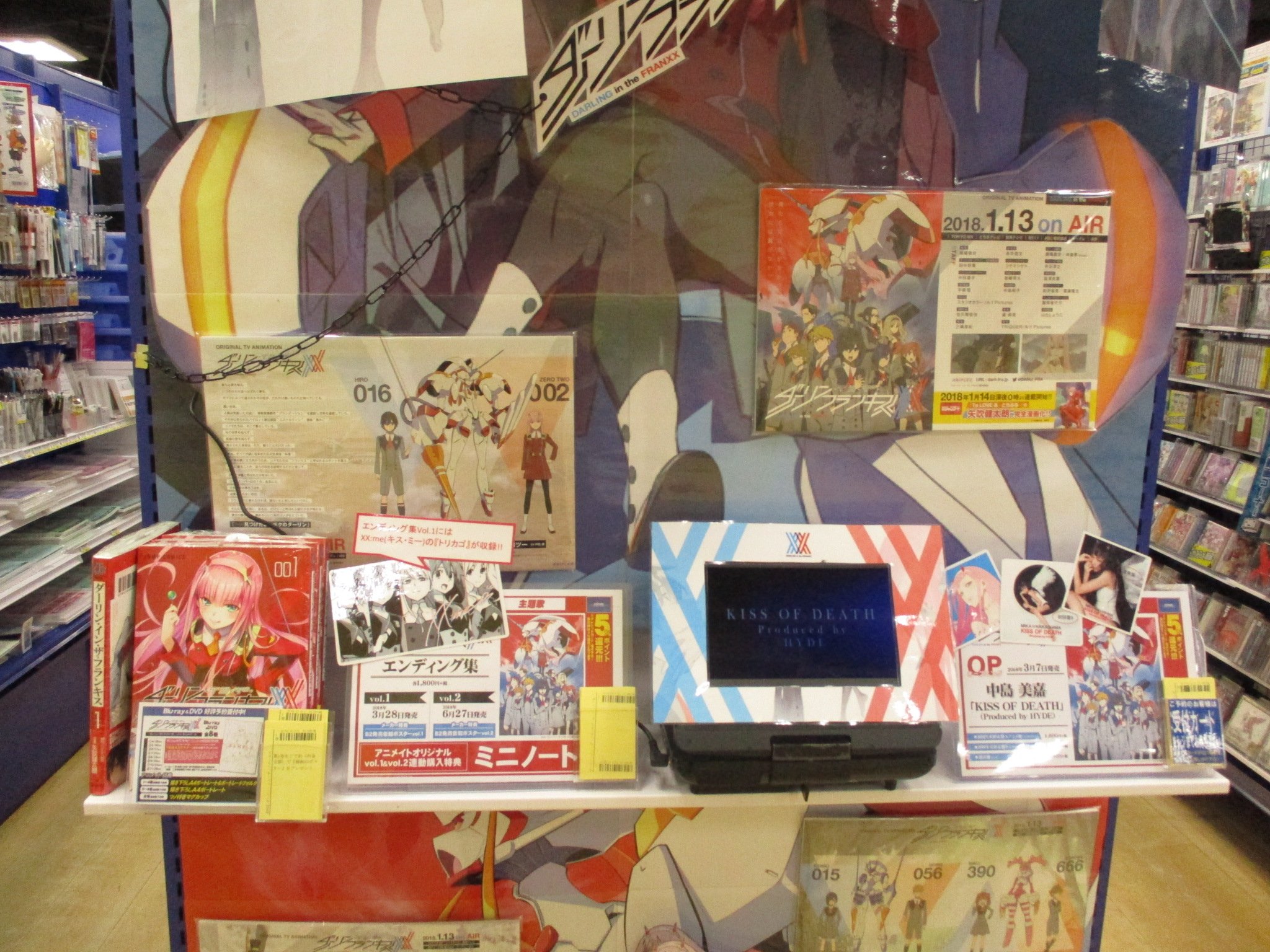 アニメイト渋谷 On Twitter 【ダリフラ 情報③】そして昨日は 矢吹健太朗 先生が描くコミック版が発売されました書籍コーナーとavコーナにも展開してしておりますアニメとは