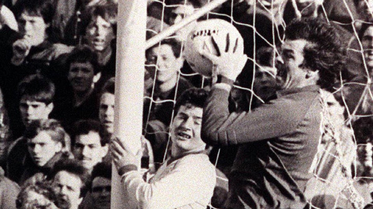 Happy 70th Birthday to former LUFC goalkeeper David Harvey, who made ...