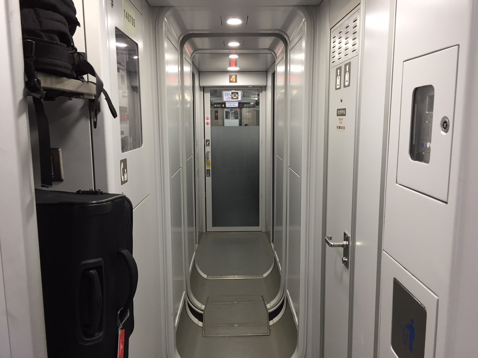 NHKスポーツ on Twitter: "【あ、そうかも！】KTXの通路はまあ普通の新幹線です。トイレや授乳室なども、もちろんあります。新幹線に比べると全ての窓が大きいことと、車両が透けて ...