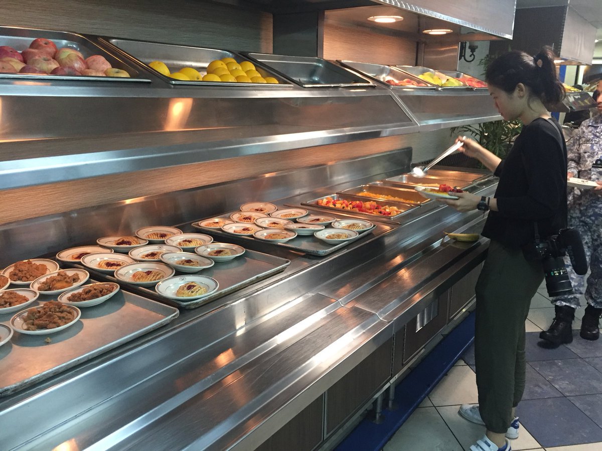 Carl Vinson: Inside USS Carl Vinson: Mess Hall for some 5,300 sailors ...