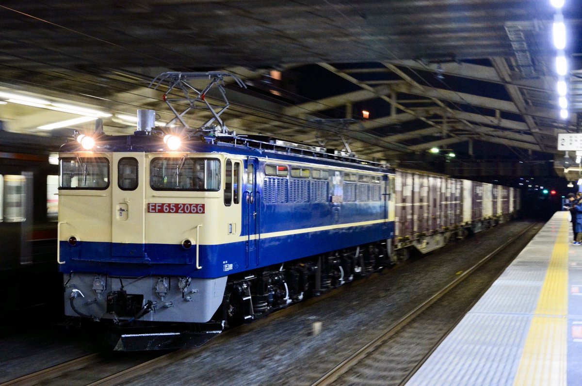 東ウラE085-1500番台 on Twitter: "79レ EF65-2066 原色化されシャトル便に起用、早速地元中線にやって来てくれました。ペンキの香りを周りに振りまくほどのピカピカ ...