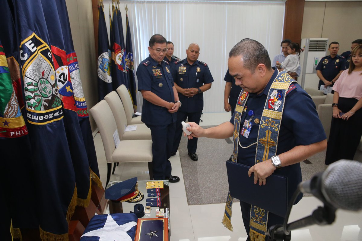 LOOK: PNP Chief Police Dir. Gen. Ronald Dela Rosa presided the Oath ... LOOK: PNP Chief Police Dir. Gen. Ronald Dela Rosa presided the Oath ...