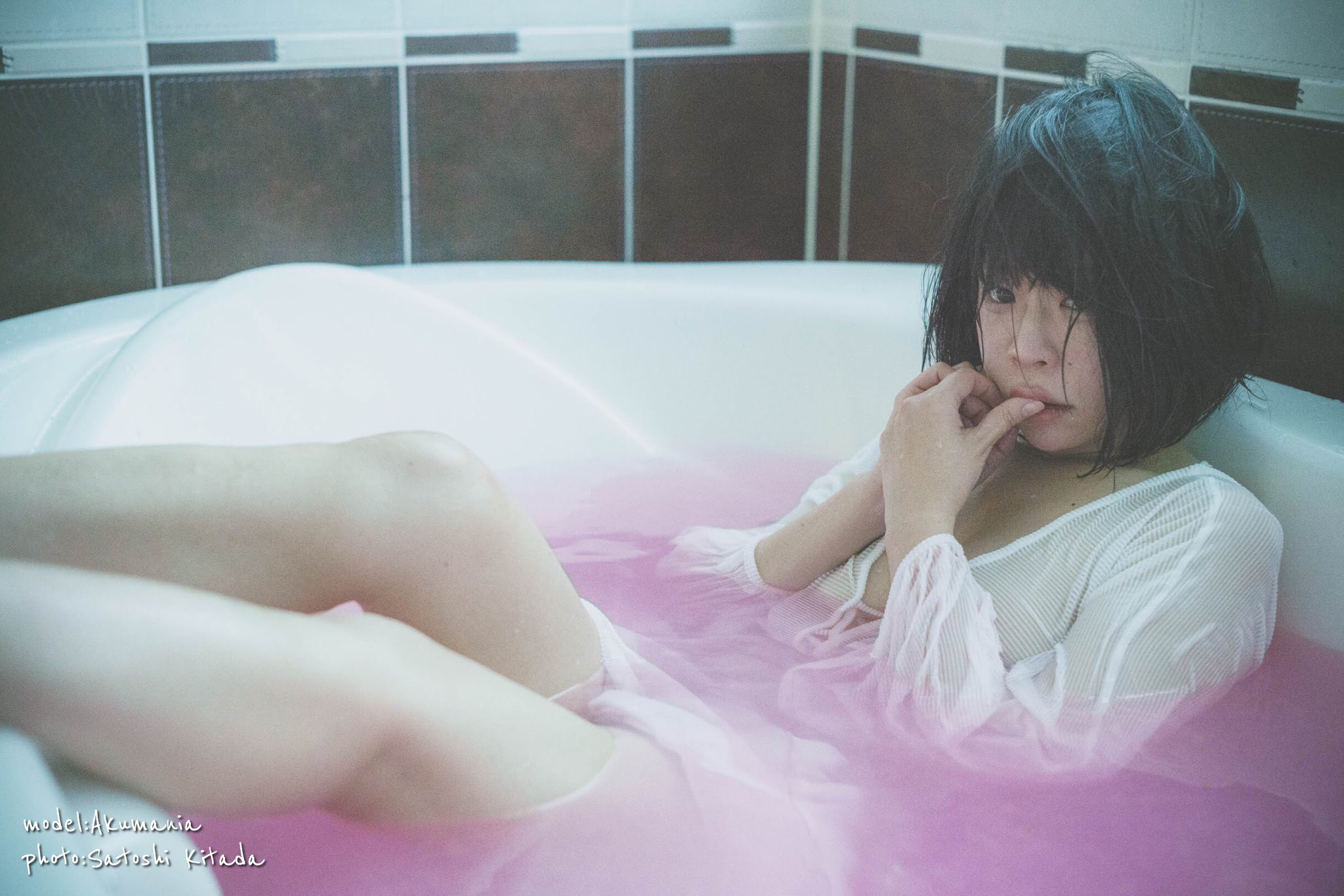 Satoshi Kitada on Twitter: "この日は雨&夕方でかなり薄暗く肉眼では薄っすらシルエットが見える程度の明るさのお風呂で撮影。ストロボは使いたくなかったので ...
