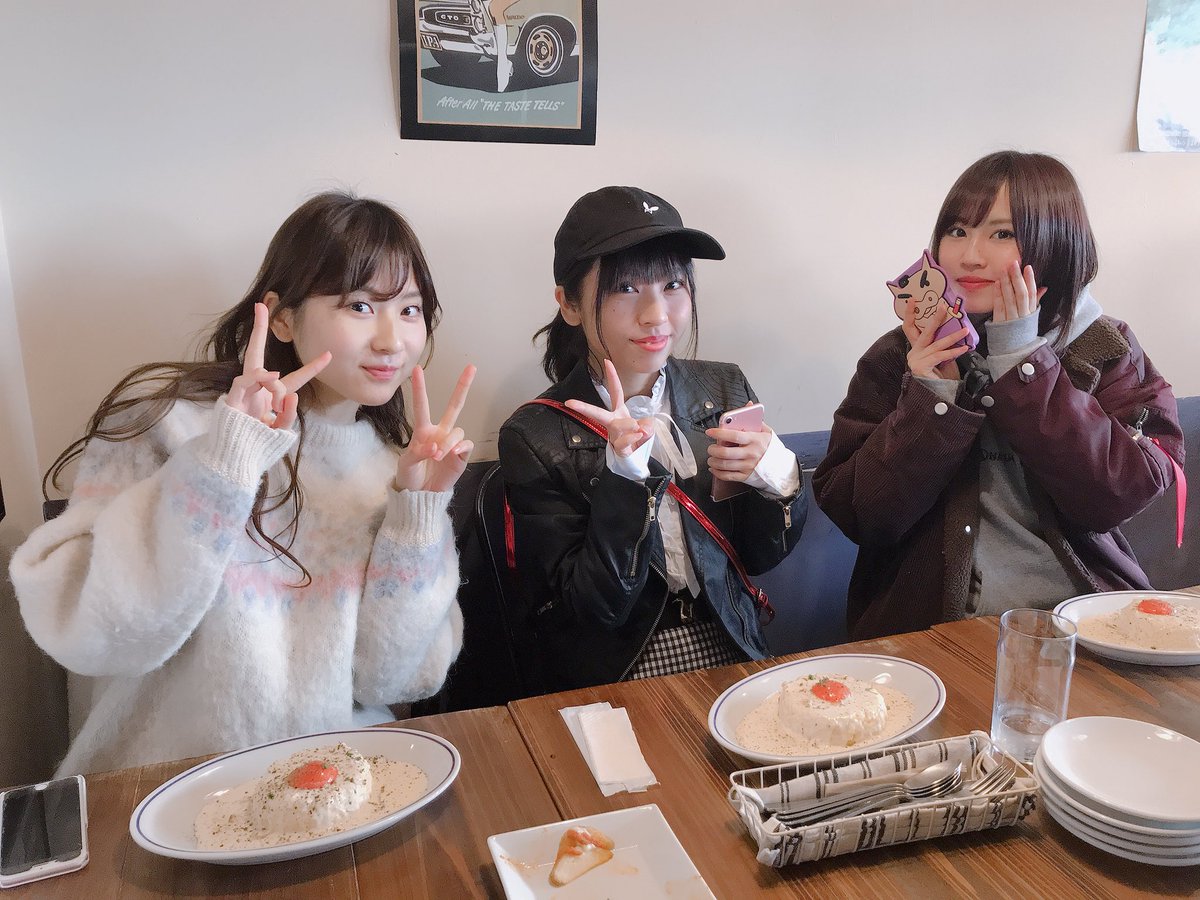 「活力補充の旅してました?‍♀️ ️ 歩いて食べて歩いて食べて?‍♀️ 」|三田麻央のイラスト