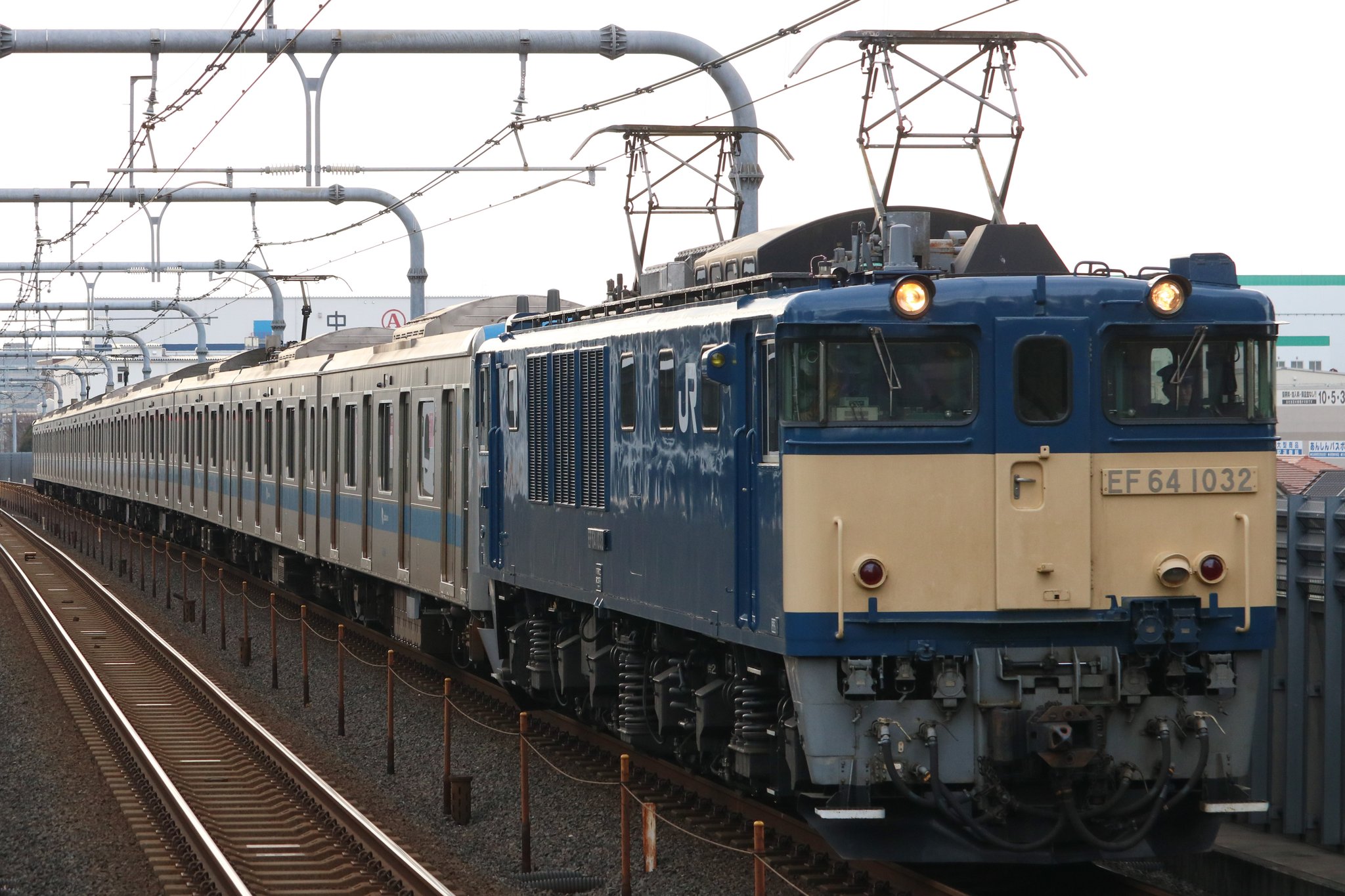 あおとく on Twitter: "2018/3/7 配9543〜配9542レ(OM出場配給) EF64 1032[長岡]+小田急4000形4056F 去年春の81-139田端転属以降は同機が ...