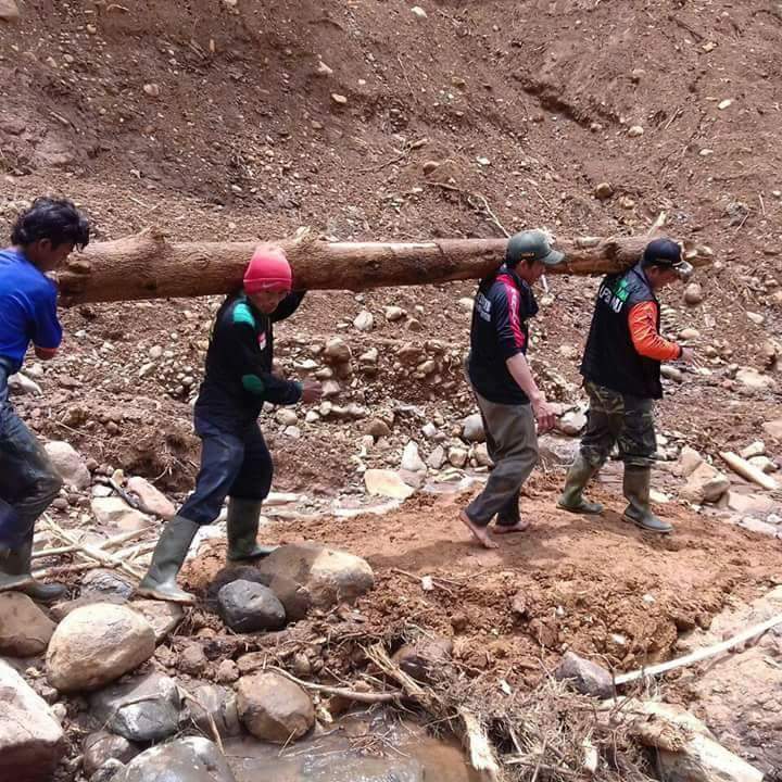 Perjuangan Banser Brebes Bikin Jalan Warga di Area Bekas Longsor