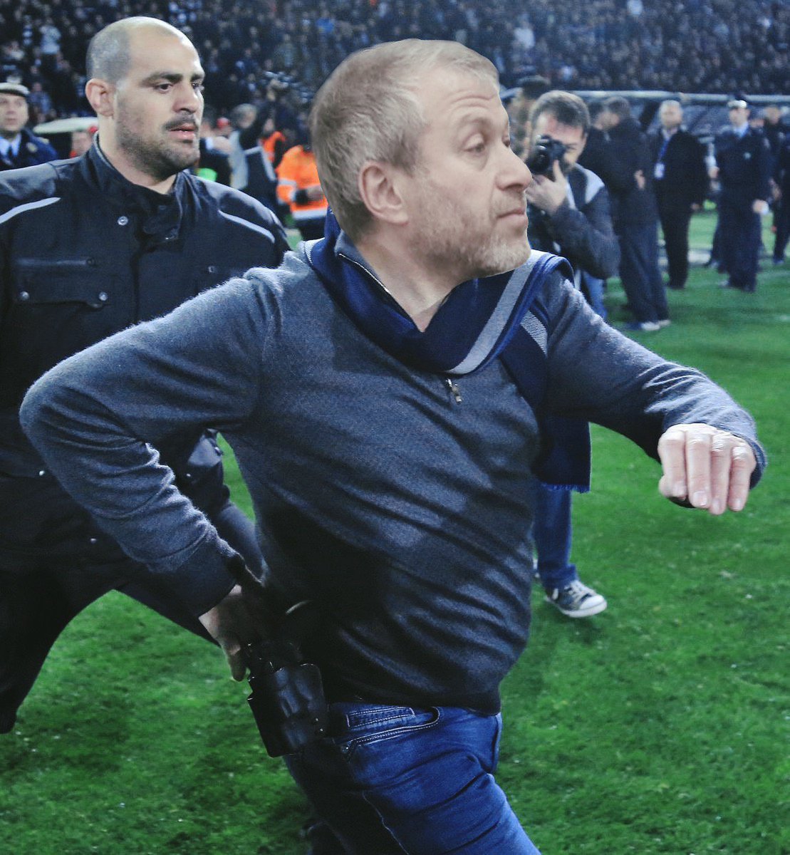 Marcos Alonso goes down in the penalty area : r/soccer