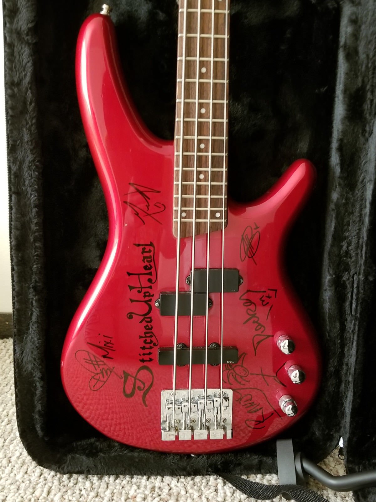 The Woof Reviews on Twitter: "Heart Autographed SDGR Soundgear Bass Guitar w/ Case!! https://t ...