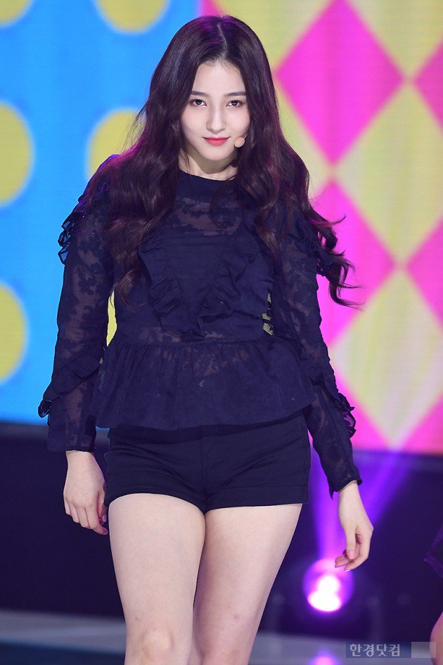 Momoland Funtotheworld On Twitter 180320 Momoland Nancy At The Show ©press 모모랜드 Momoland