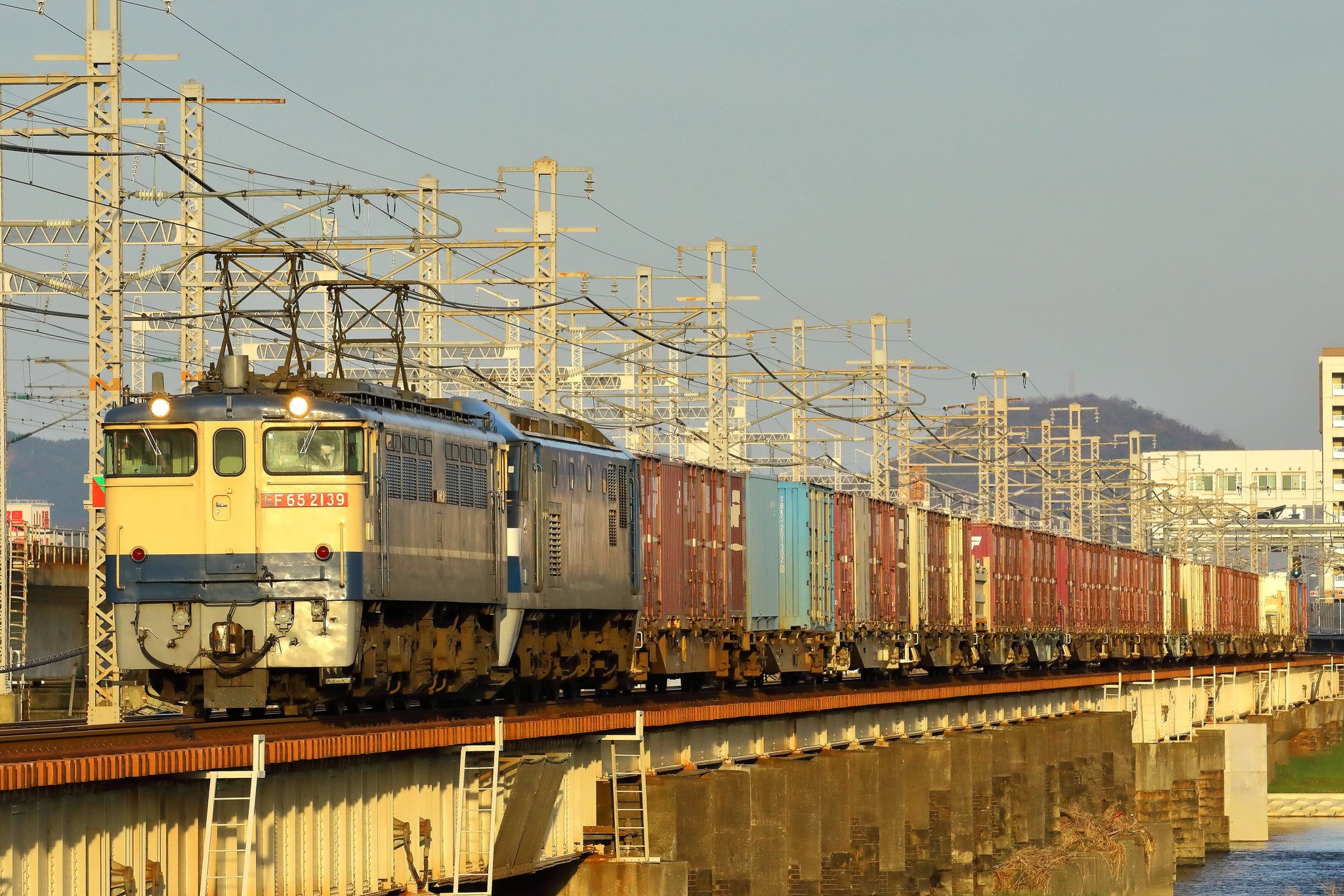 うんつく on Twitter: "72ﾚ EF65 2139 5070ﾚ EF66 27 市川鉄粱、上郡 朝日を浴びて72ﾚが、故障した桃106を引き連れてやって来ました。 ニーナは残念な ...