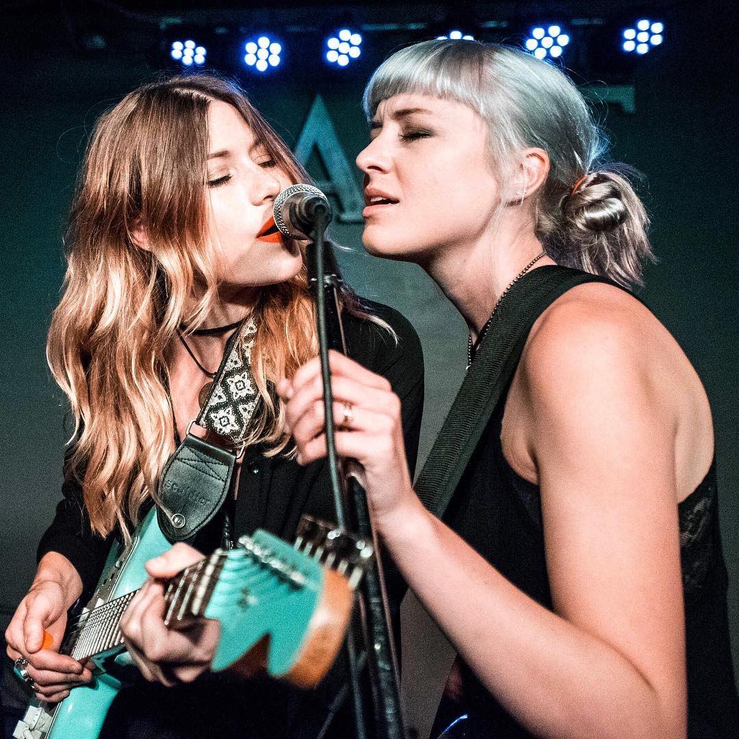 Rebecca & Megan Lovell (Larkin Poe) | Female musicians, Larkin, Stylish ...