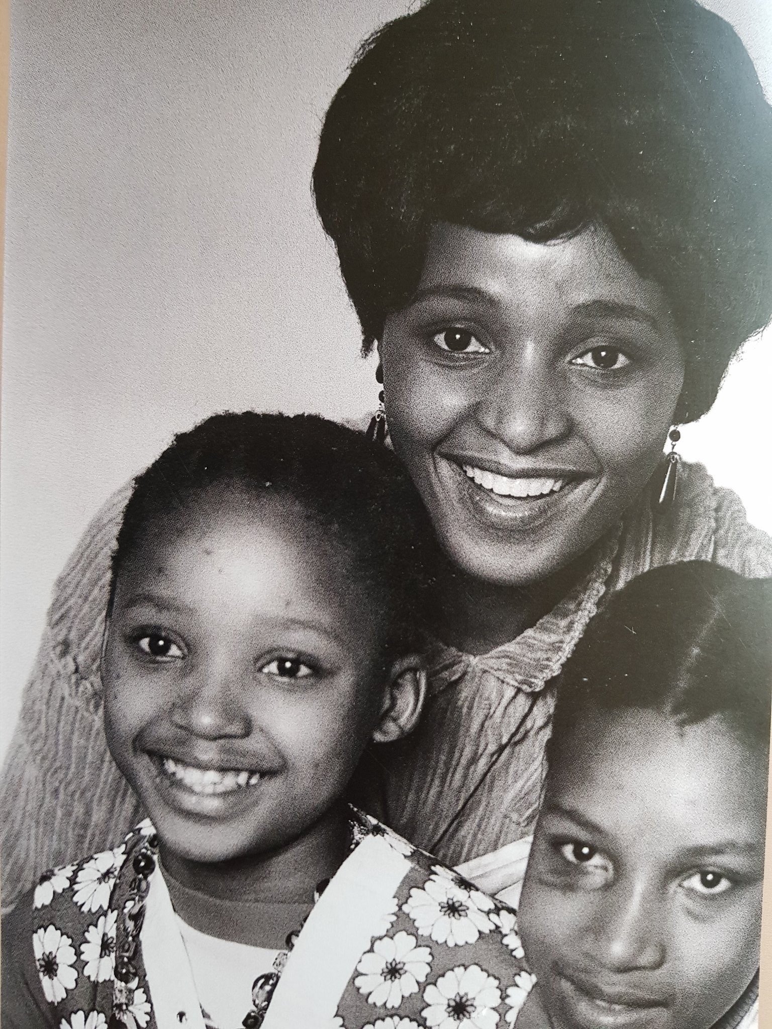 Winnie Mandela Criancas Winnie Mandela's Legacy: Hope And Conflict In