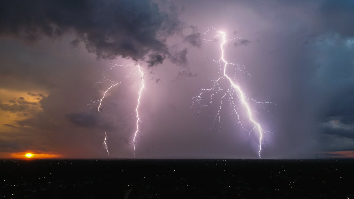 Lightning: Greatest internet find ever! Lightning vs