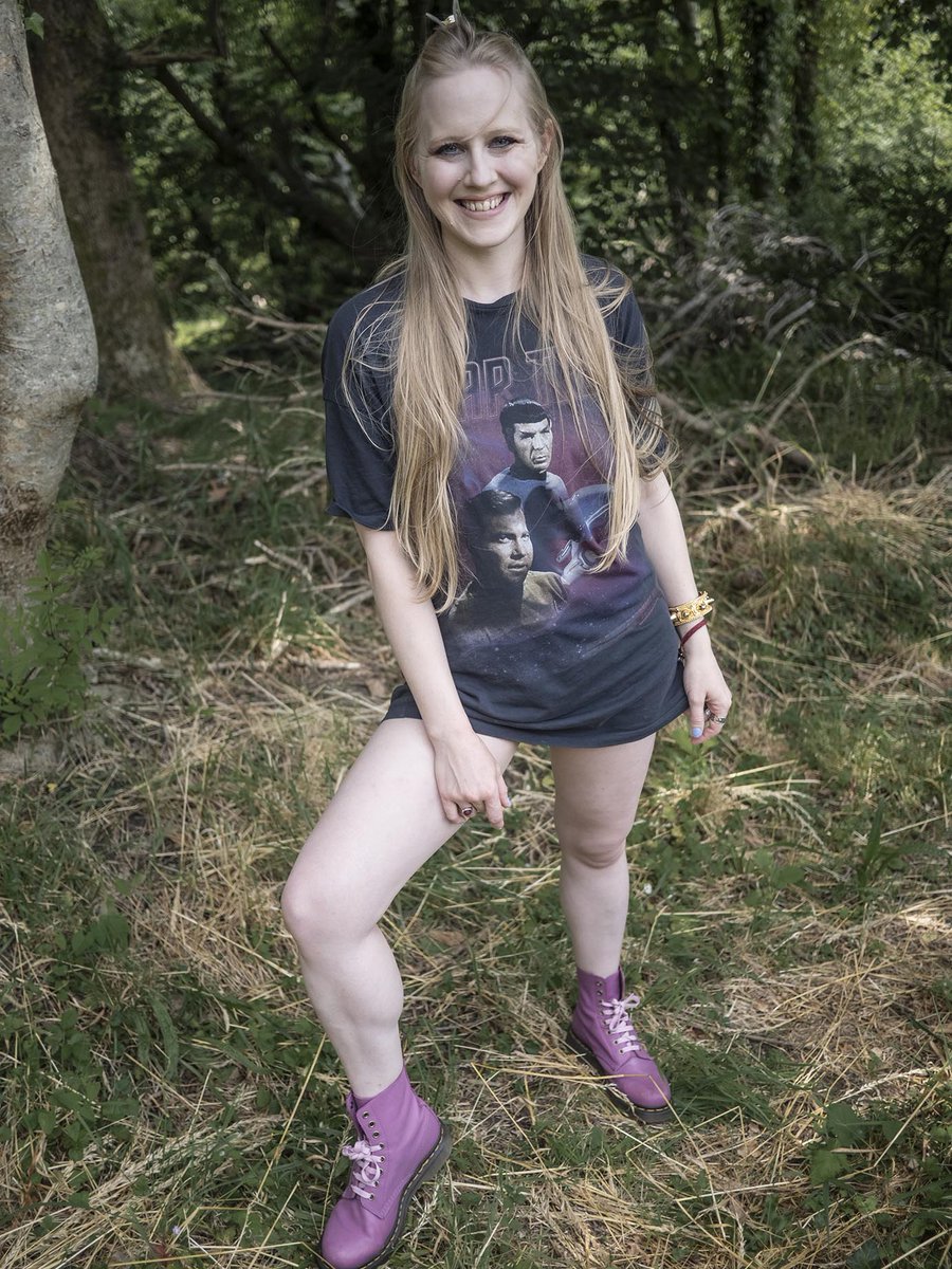 Merlinuk69 On Twitter Perfect Shoot Lucy Star Trek Pink Dms Daisy Dukes And A Beautiful