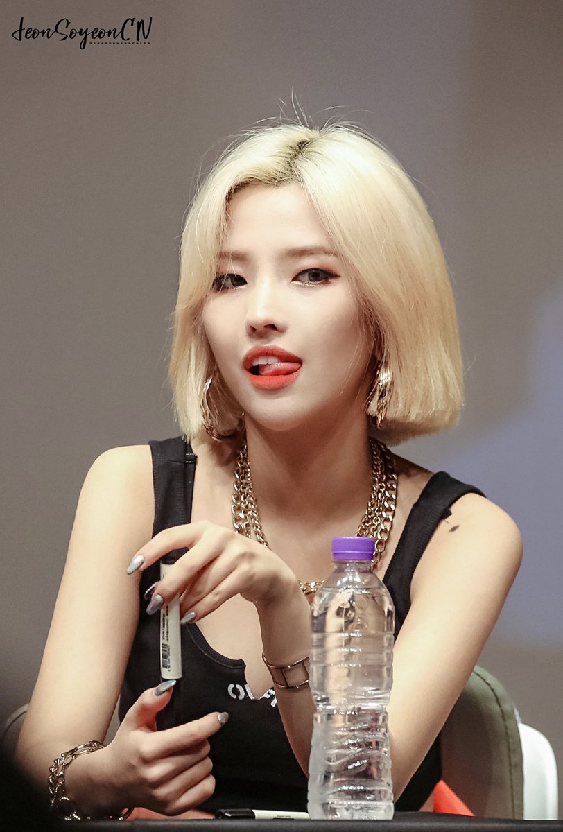 (G)I-DLE - Jeon SoYeon 전소연 at 'Uh-Oh' fansign 190713 #여자아이들 #혀빼꼼 em ...