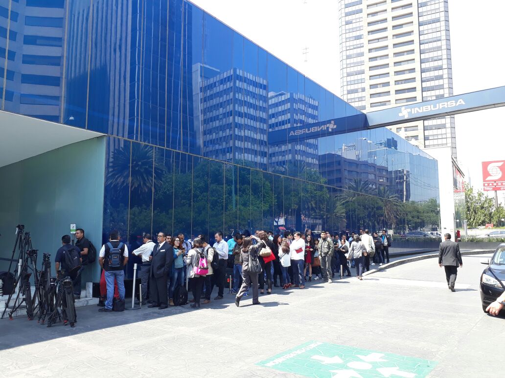 Periodistas esperan ingresar al edificio corporativo de Grupo ...