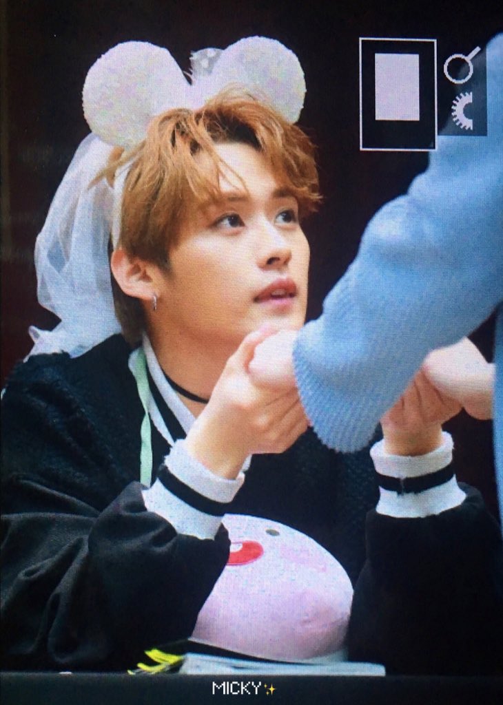 Lee Know Hands : He is a member of the south korean boy band 2pm. - My ...