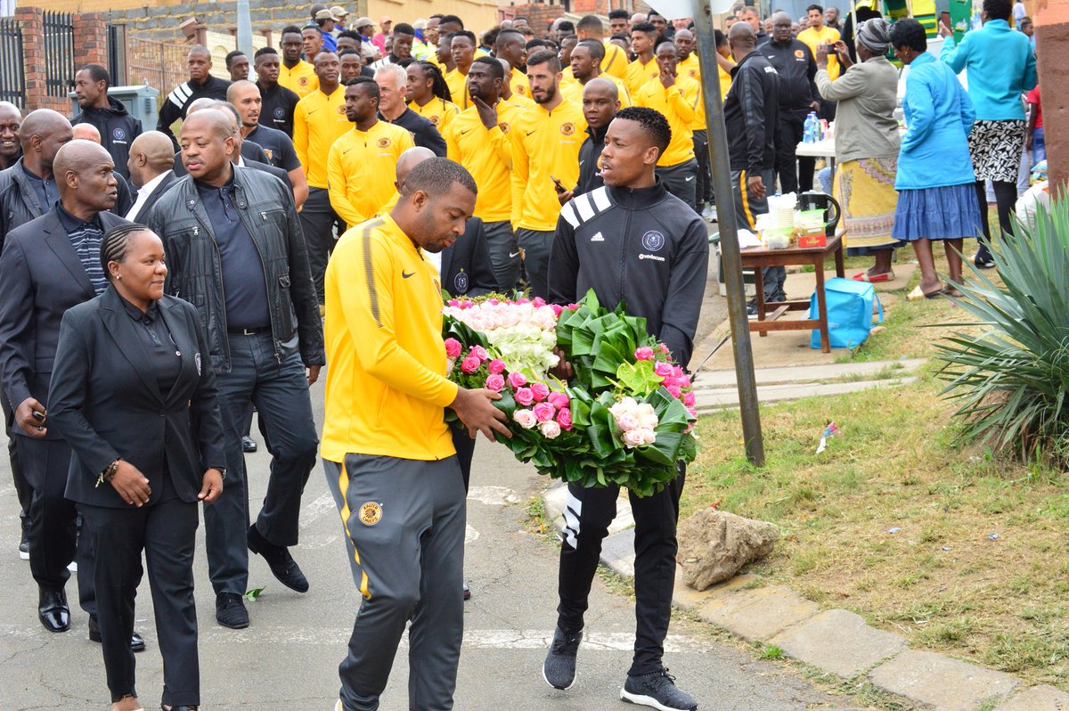Kaizer chiefs and orlando pirates paid homage at the home of the late ...