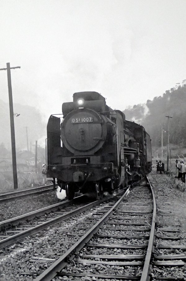 偏屈 on Twitter: "鉄道むしかえしばなし382 国鉄関西本線 加太駅のD511007（昭和47年）／蒲鉾ドーム船底テンダ戦時形D51の加太出発に群がる鉄ちゃん達。この罐は前デッキの ...