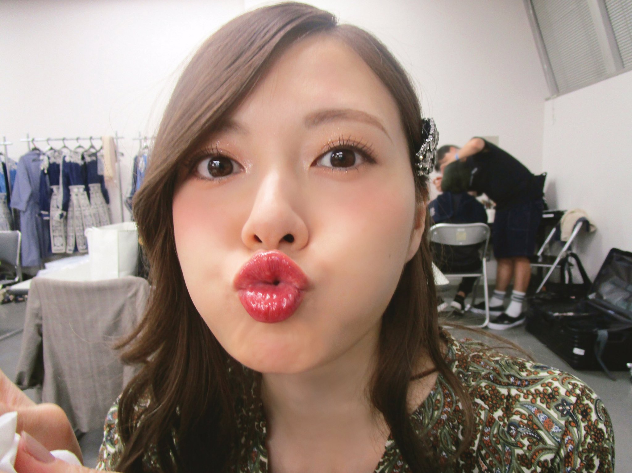まこと⊿妄ツイ On Twitter 白:へへっ。 〇:また酔ってやがる。 西:お姉さん酔うとこうなるんやね。 〇:ベッドに運ぶの手伝って。 西:うん。 白:〇〇~。 〇:抱きつくな