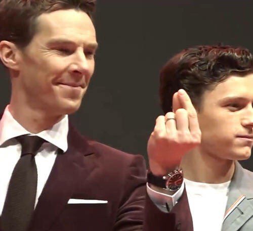 Lakukan Promosi Film di Korea, Finger Heart Ala Benedict Cumberbatch ...