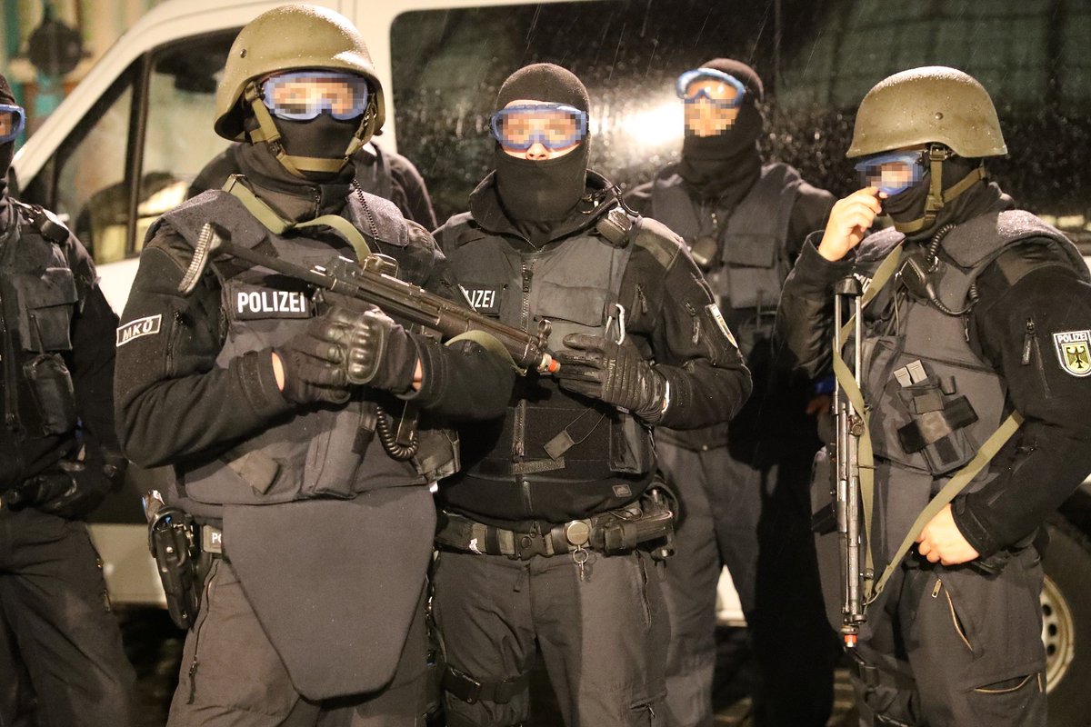 Aktuell – große anti-terror-Übung im hauptbahnhof. rund 900 ...