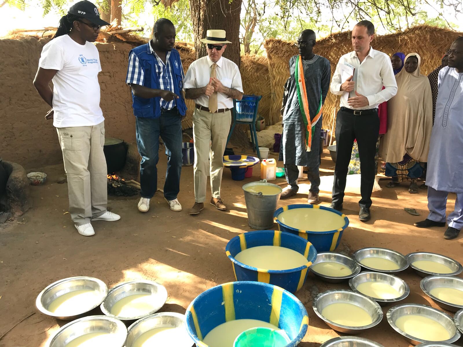 PAM Niger on Twitter: "L’Ambassadeur de France au Niger a visité une école à cantine à Simiri ...
