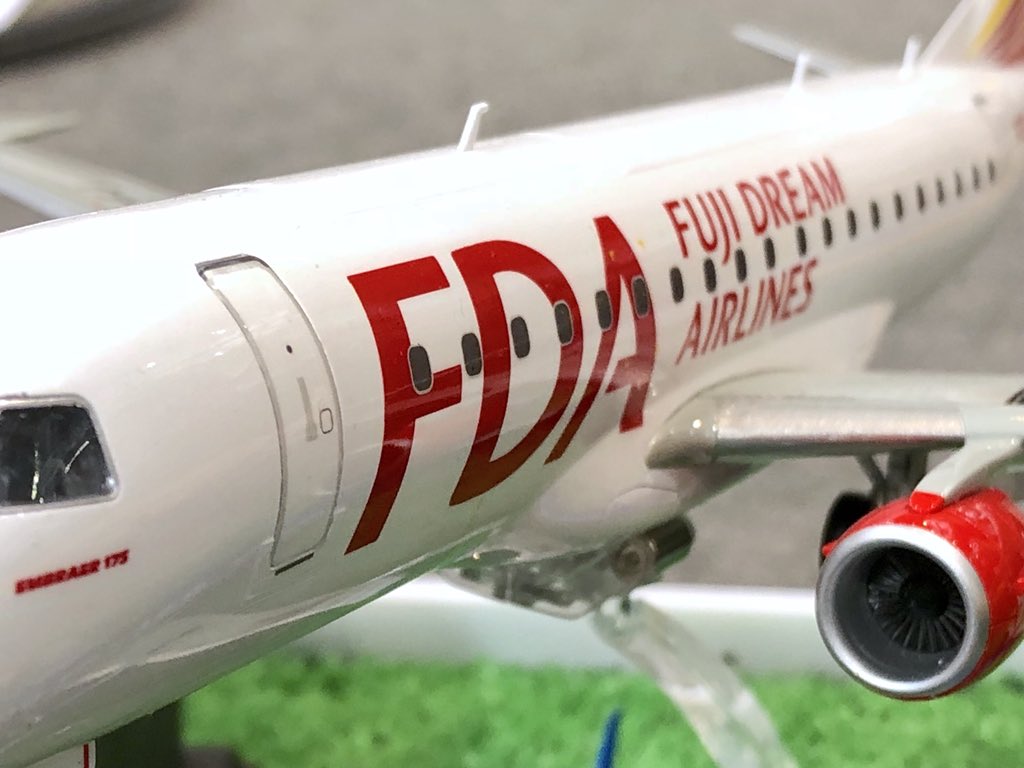 FujiDreamAirlines on Twitter: "現在開催中の静岡ホビーショー2018。 モデラーズクラブ合同作品展示では、タミヤ製 1/100エンブラエル175 (FDA)の組立 ...