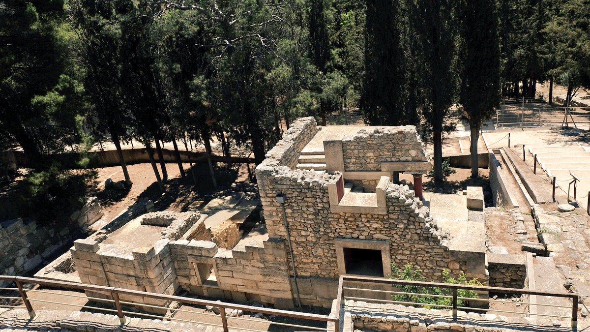 Prince Charles and the Duchess charm Greeks dancing Pentozali in Crete ...