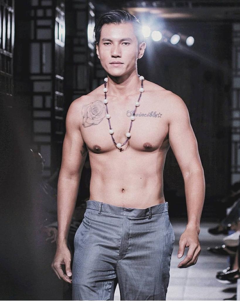 MRVVIP on Twitter: "Albern Sultan shirtless on runway. #selebwatch…