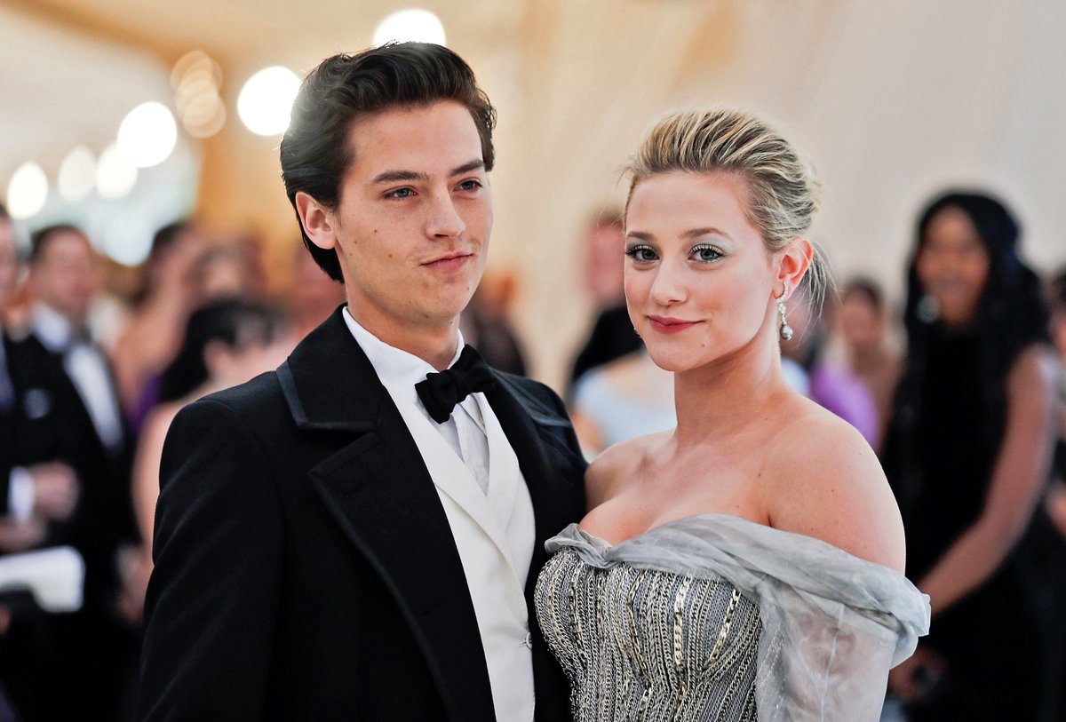 Lili Reinhart y Cole Sprouse, actores de la serie Riverdale, hicieron su aparente debut como ...