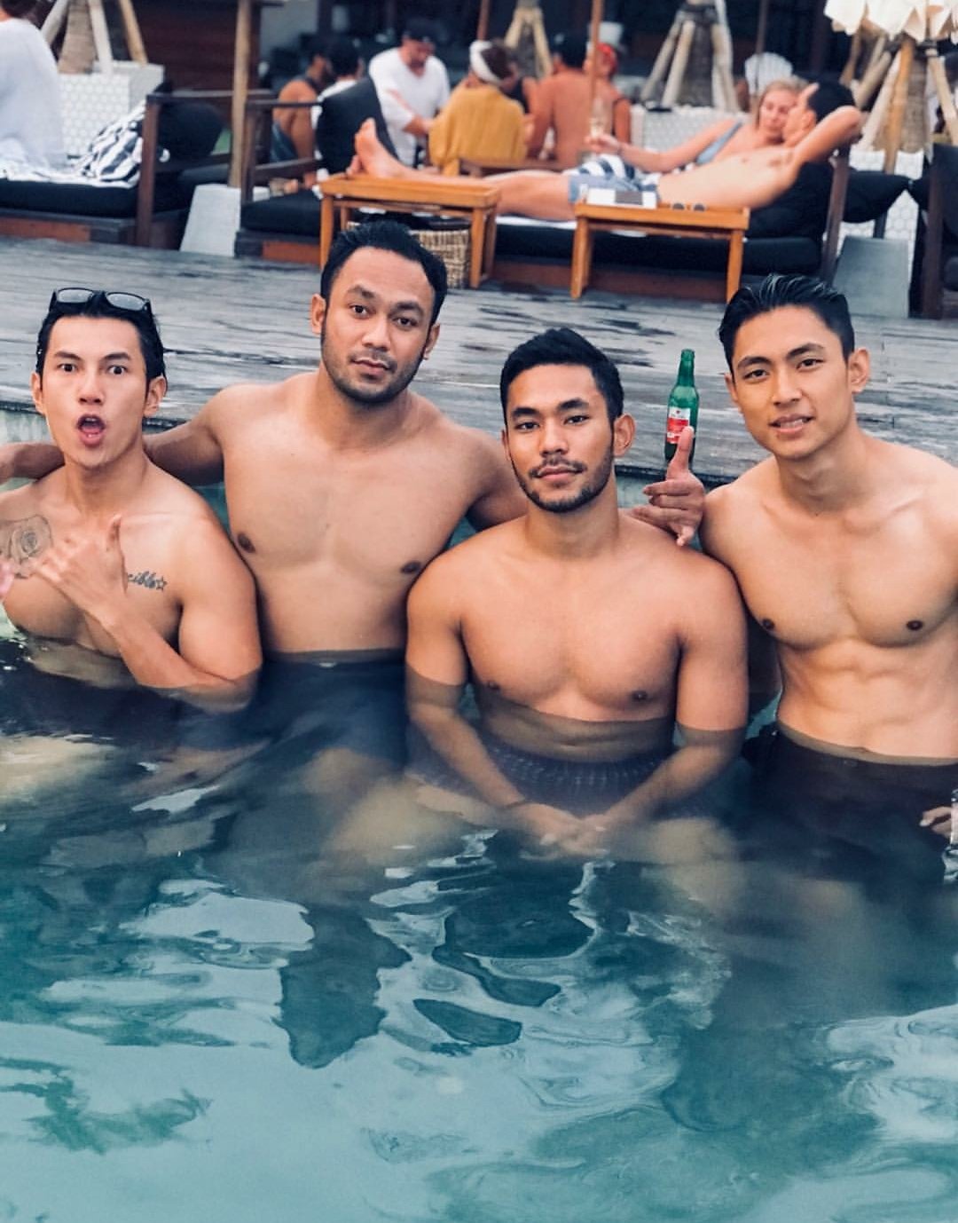 MRVVIP on Twitter: "Albern Sultan shirtless pooltime with model buddies. Mana yang paling ...