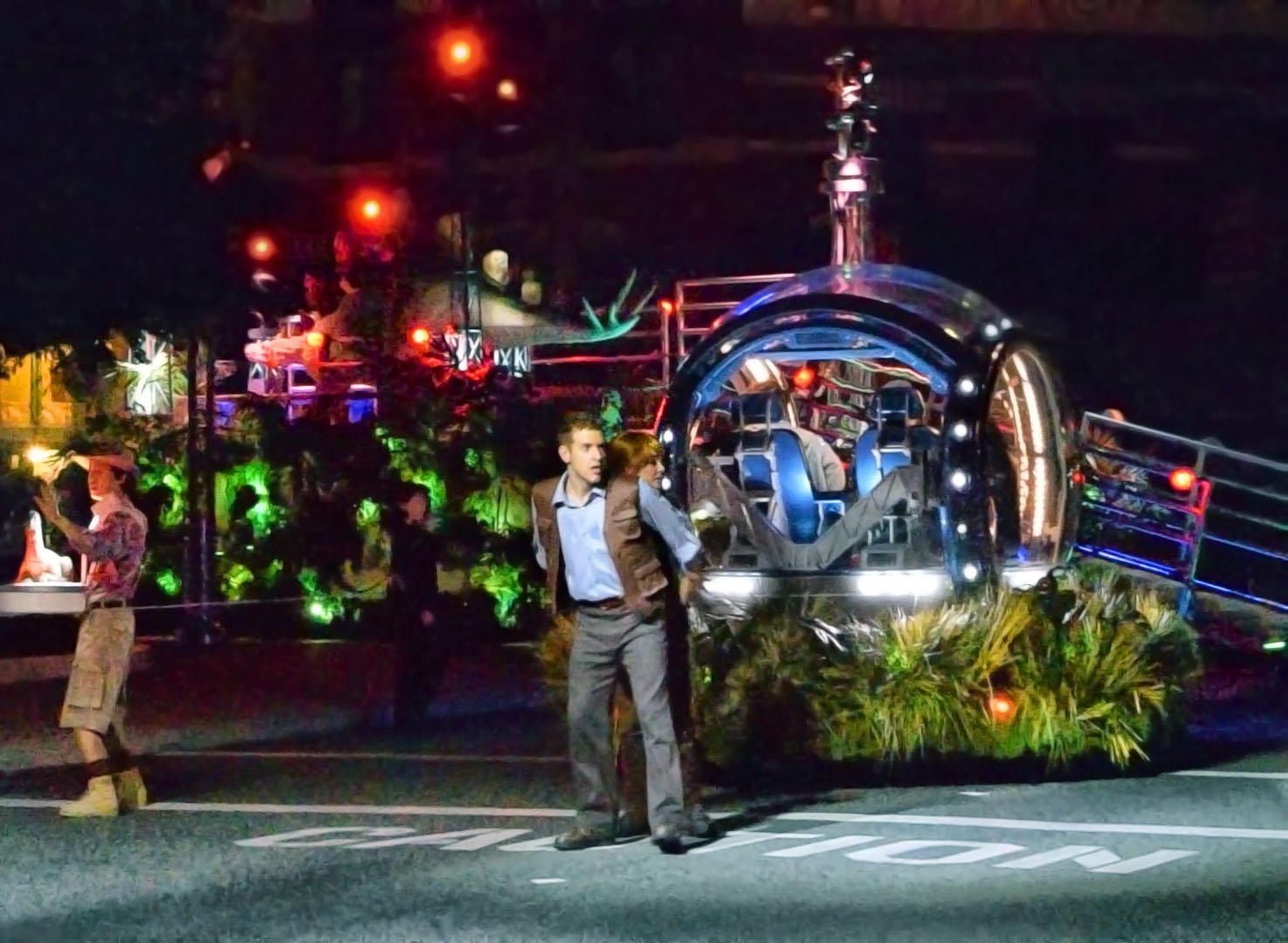 USJ情報局 L.C.A.STUDIOS on Twitter: "USJ 新ナイトパレードの魅力③ 『ジュラシック・ワールド』のフロートではオーウェンとクレアも登場し、例の「待て！」のポーズ ...