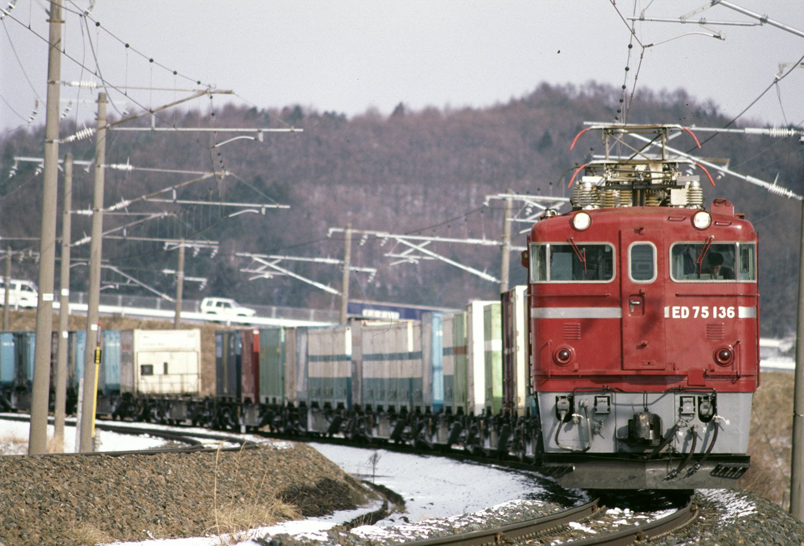 EF81-503 on Twitter: "ED75-136 列番不明 コキ104で組成された編成。本務機も原色でした。C95が目立ちます。 1998.12.29？ 好摩～岩手川口…
