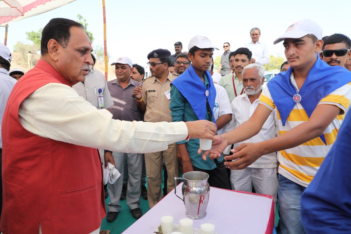 Chief Minister offers shramdan at yet another Jal Sanchay Yojna work ...