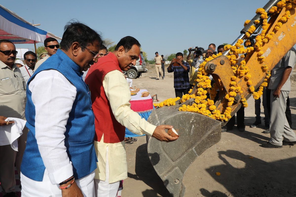 Chief Minister offers shramdan at yet another Jal Sanchay Yojna work ...