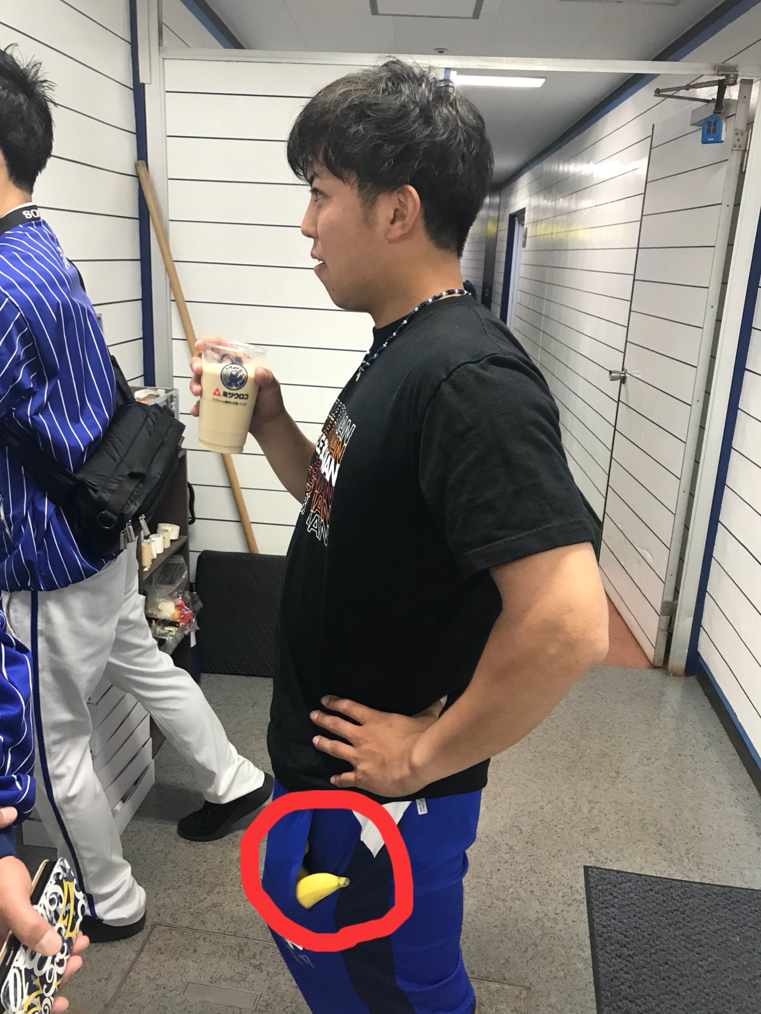 テレビ朝日野球《公式》 on Twitter: "【DeNA】その東くん、左ポケットに何か見えますよ。今日もそれ食べるんですか？ #DeNA #baystars #東克樹 #banana ...
