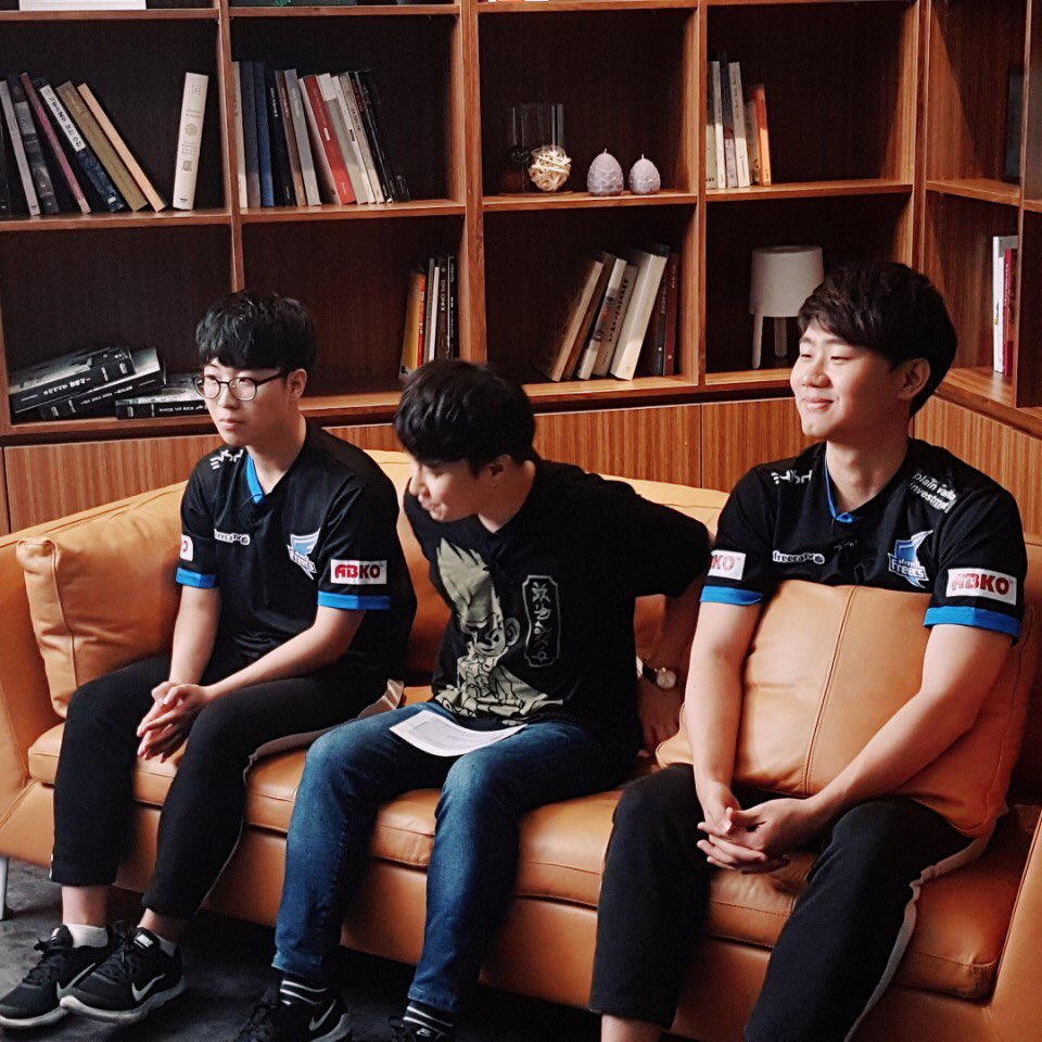 Afreeca Freecs LoL on Twitter: "OGN타이틀촬영중! #기인 #쿠로 #AfreecaFreecs #OGN…