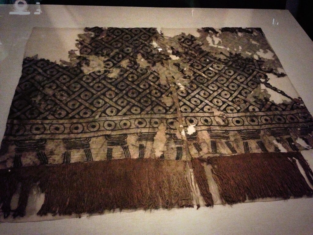 Un xicolli que tiene 500 años de antigüedad. es una prenda de vestir ...