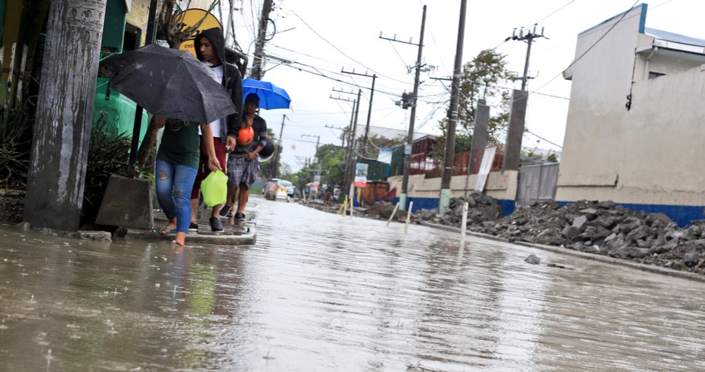 Residents of Brgy. Panghulo in Malabon City question why the road ...