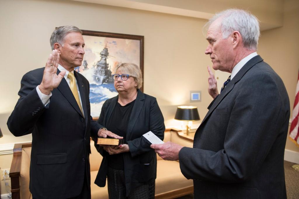 RT : This morning, swore inSECNAV76 and welcomed Mr. Greg Slavonic as ...