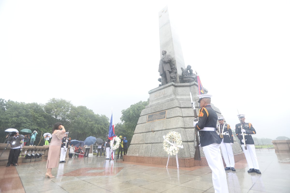 LOOK: VP Leni Robredo, drenched in rain, honors the Philippine flag on ...