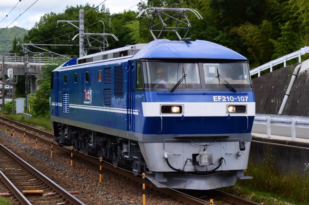 怪人赤パンダ on Twitter: "EF210-107新塗装の単機試運転（試単7588）撮れました。…