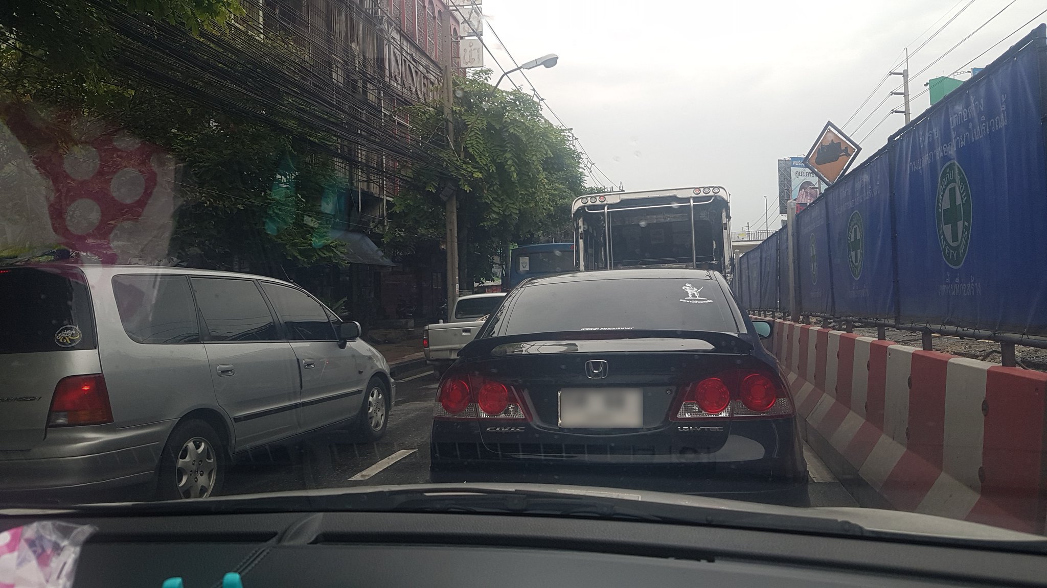 JS100 on Twitter: "RT @GiggsGogz : #ถนนลาดพร้าว ฝั่งเดอะมอลล์ บางกะปิ รถติดมาก... จอดนิ่งสนิท ...