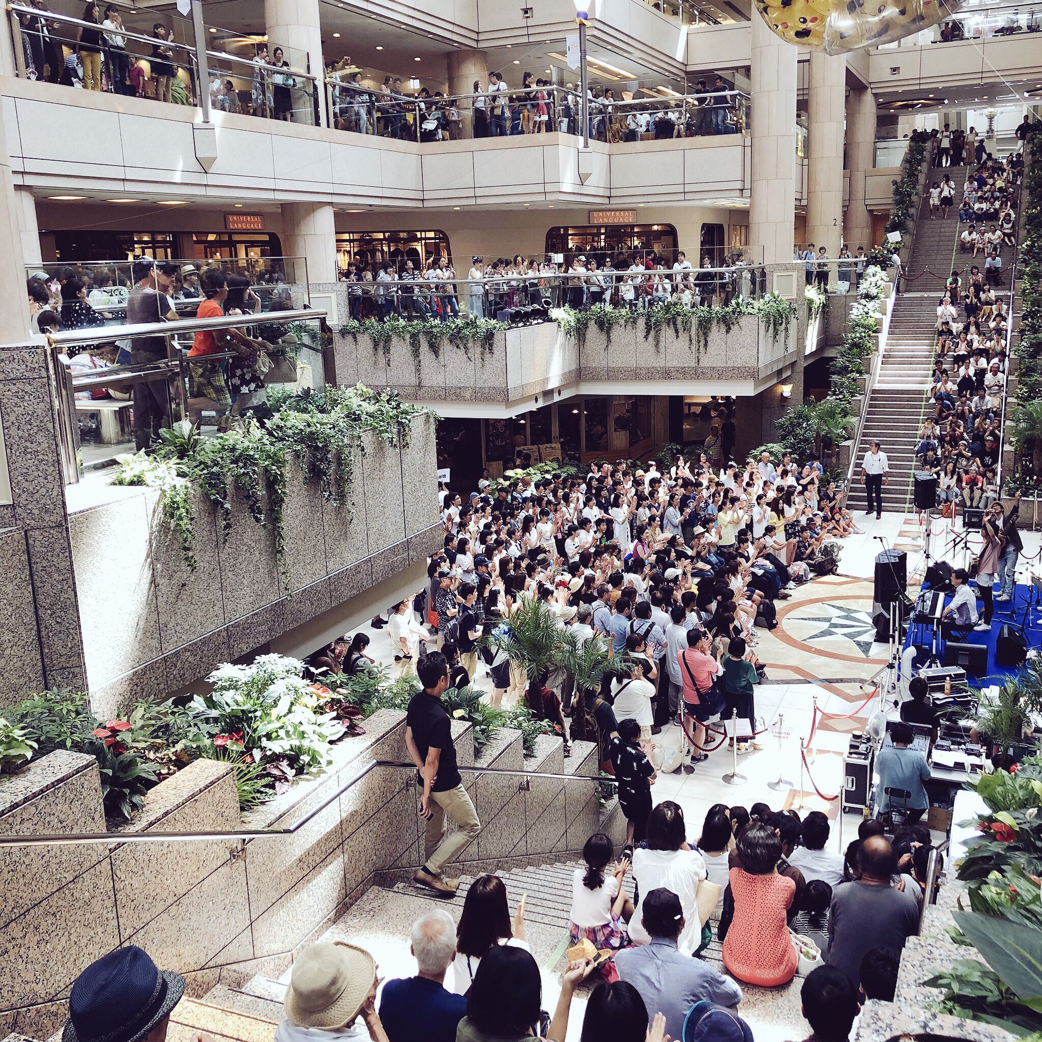 wacci on Twitter: "横浜ランドマークタワーでこんにちわっち！ ランドマークタワー25周年のお祝いで、14時からwacciが、16時から東京パフォーマンスドールの皆さんがライブ ...