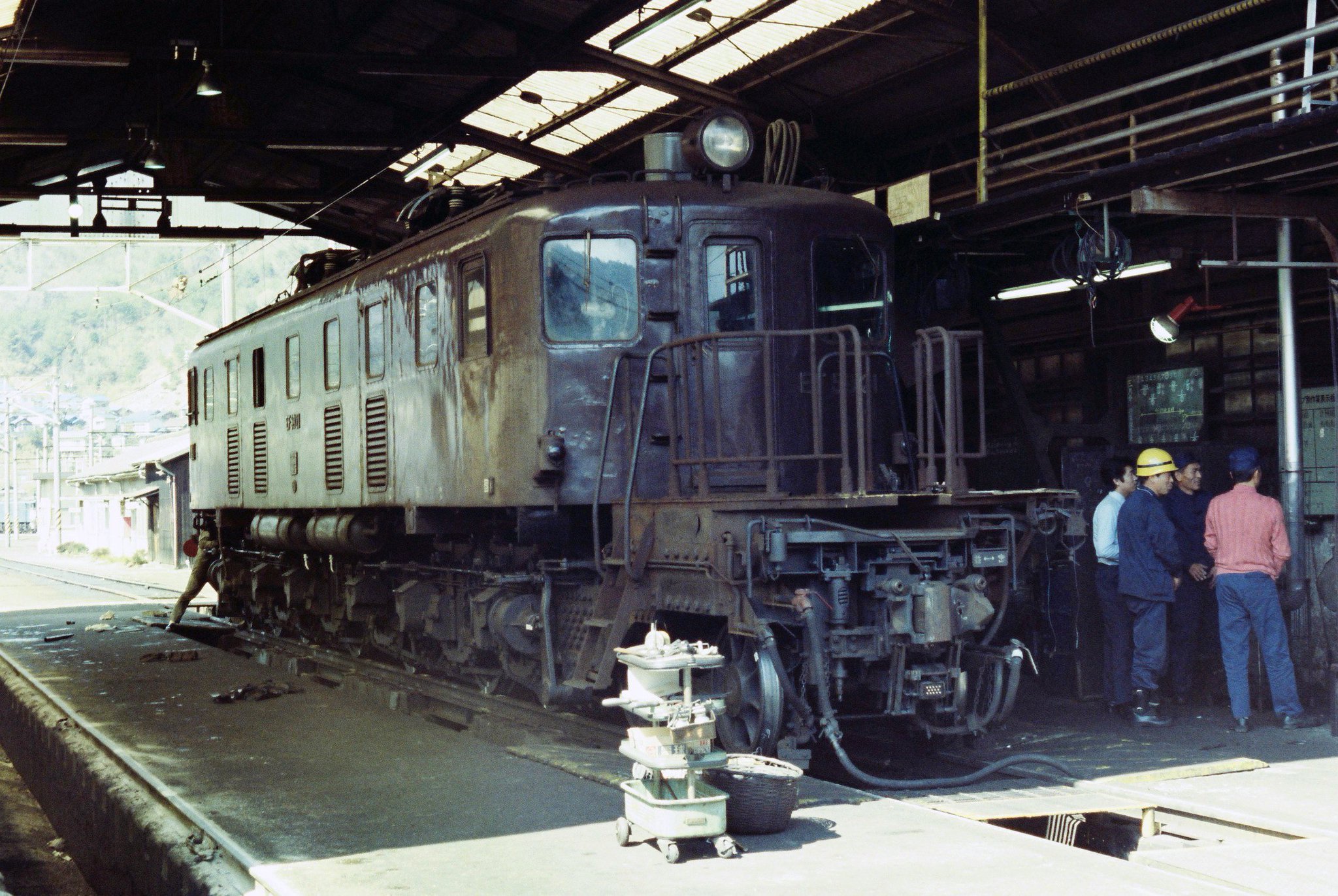 アルベース on Twitter: "EF59の末期，1981年の瀬野機関区。…