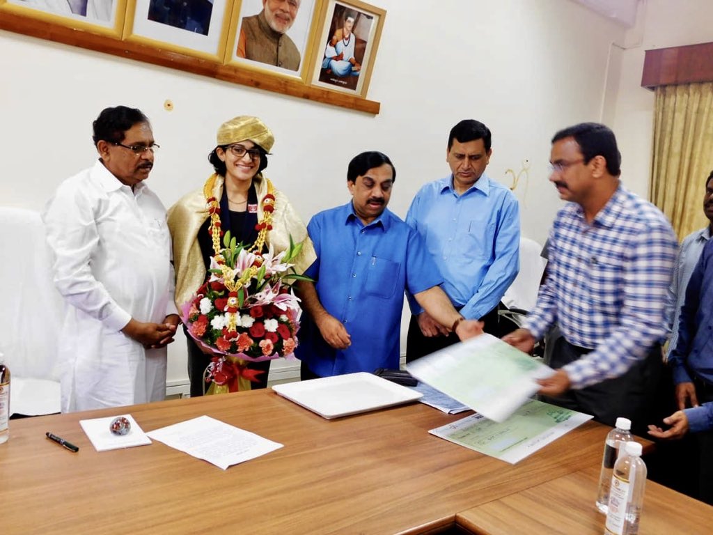 ಅಶ್ವಿನಿ ಪೊನ್ನಪ್ಪಗೆ 33 ಲಕ್ಷ ರೂ. ಚೆಕ್ ವಿತರಿಸಿದ ಡಿಸಿಎಂ ಡಾ.ಜಿ. ಪರಮೇಶ್ವರ್ ...