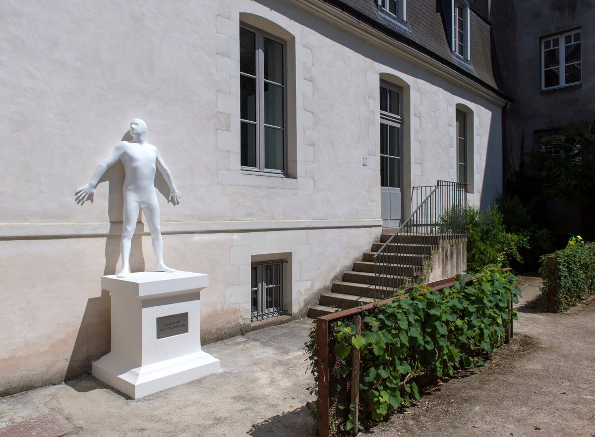 This hiding statue : mildlyinteresting