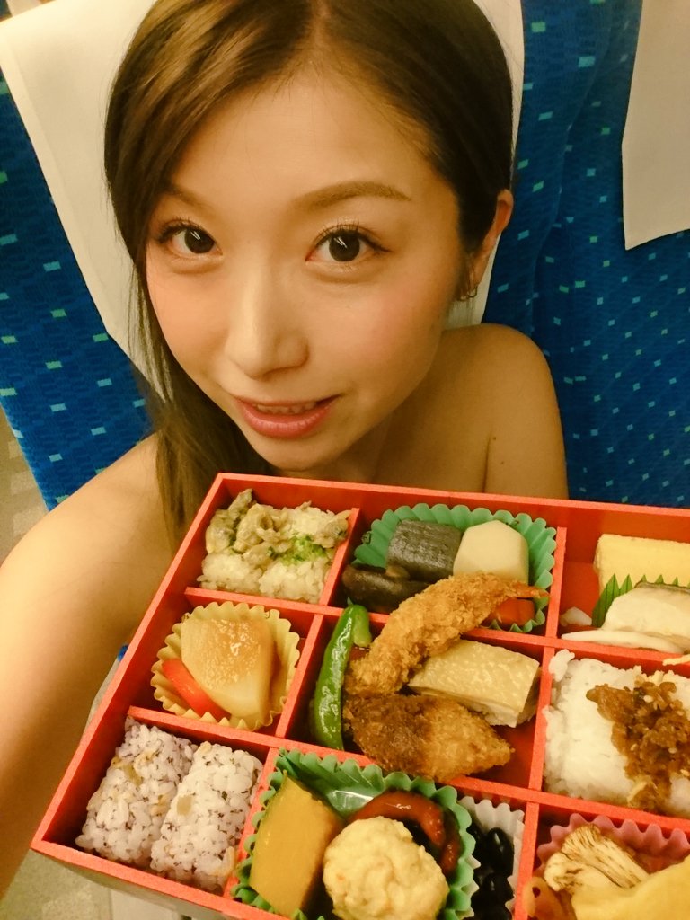 加藤ツバキ On Twitter キューティースマイル個撮にいらしてくださった皆さまありがとうございますー！帰り際にお弁当の差し入れいただいたのでもりもり食べつつ帰りまーす🙌 服着てない 